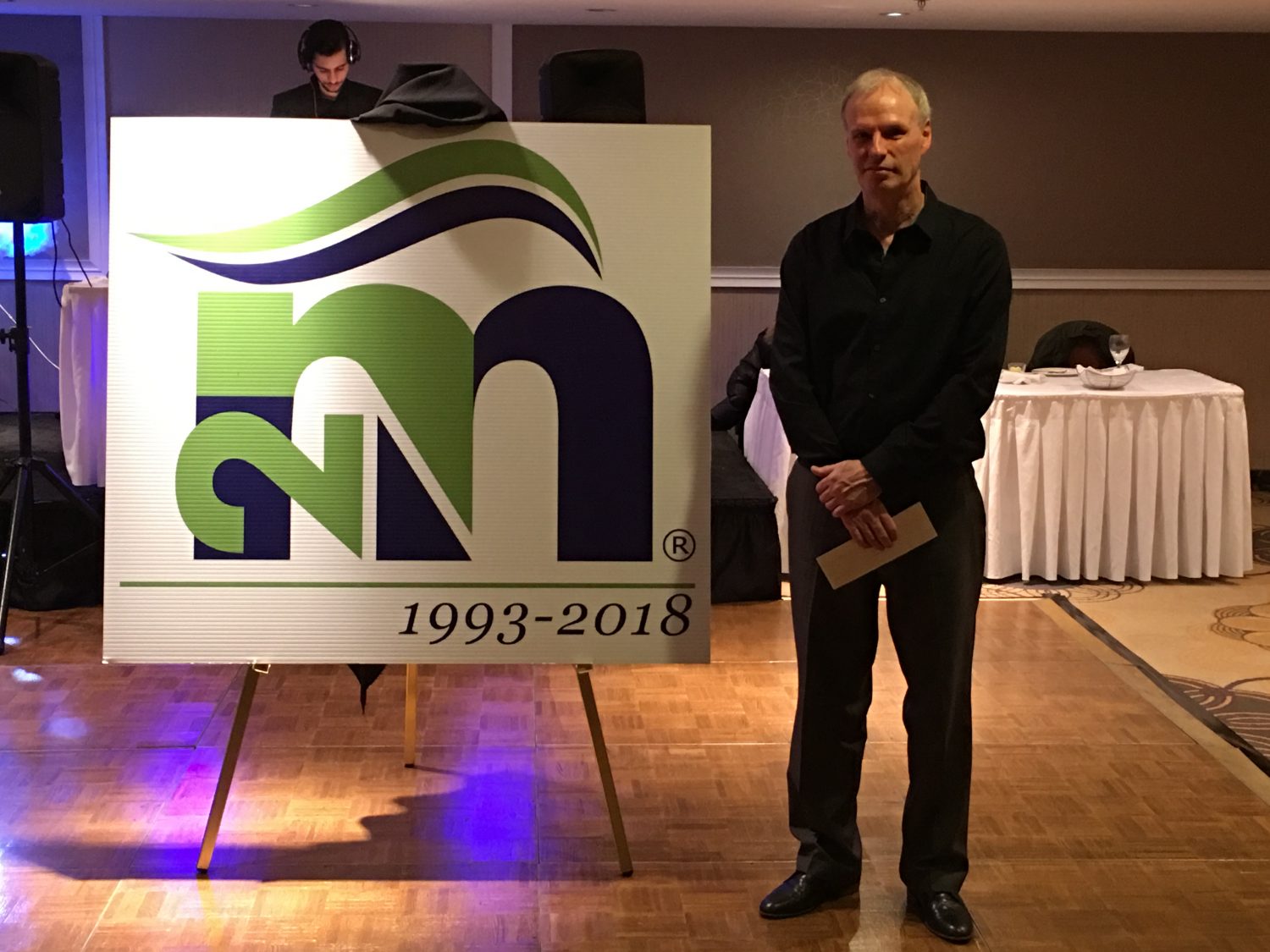 Logo pour le 25e anniversaire d’Enseignes Montréal Néon. | Montreal ...